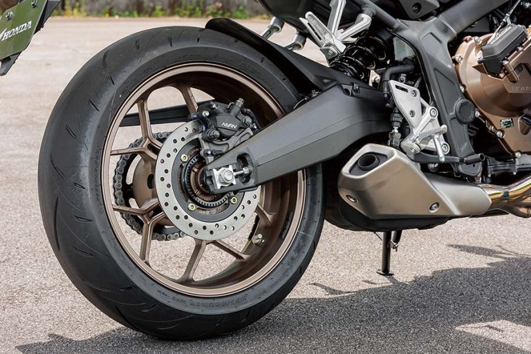 〈インプレ〉ホンダ「CB650R Eクラッチ」「CBR650R Eクラッチ」｜クラッチレバー操作は一切なしでスムーズに発進加速するEクラッチ【Heritage&Legends】 - webオートバイ